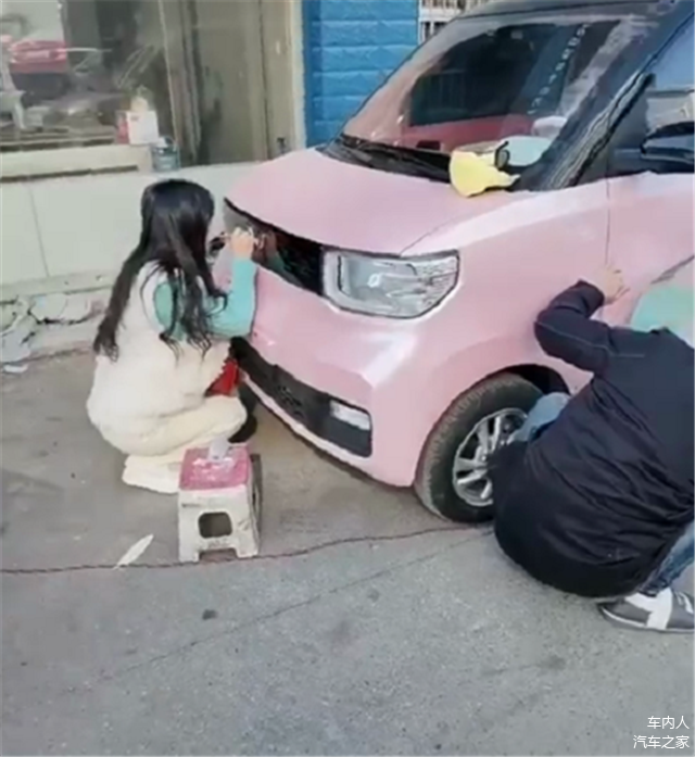 车标和中网“镶钻”的五菱MINIEV，全车樱花粉，上街回头率高_车家号_发现车生活_汽车之家