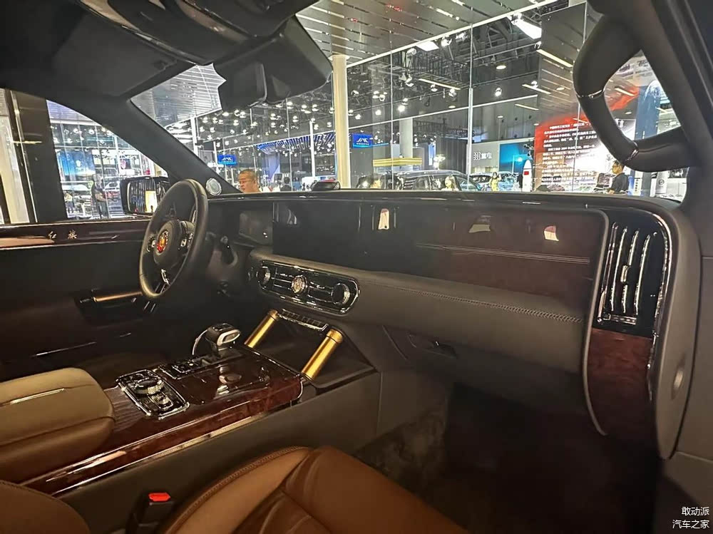 售146.58万元，实拍红旗LS7，配4.0T动力，选它还是凯雷德？_车家号_发现车生活_汽车之家