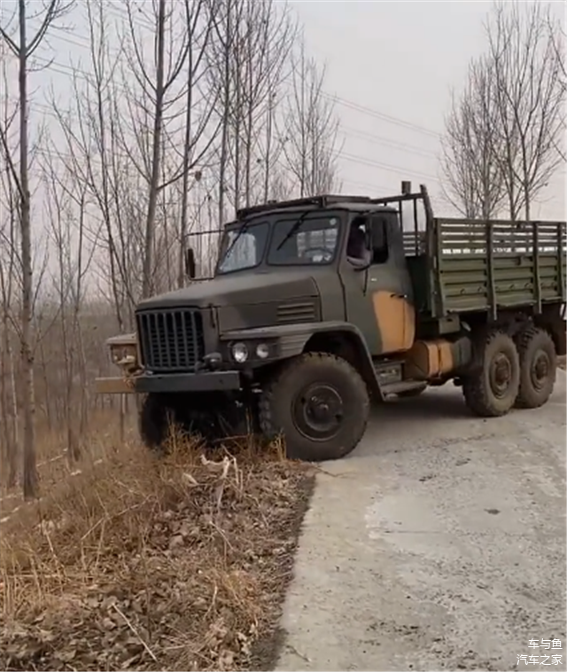 “六轮驱动”的东风EQ240 卡车，6.3米长，5.8L排量，油耗达24L_车家号_发现车生活_汽车之家