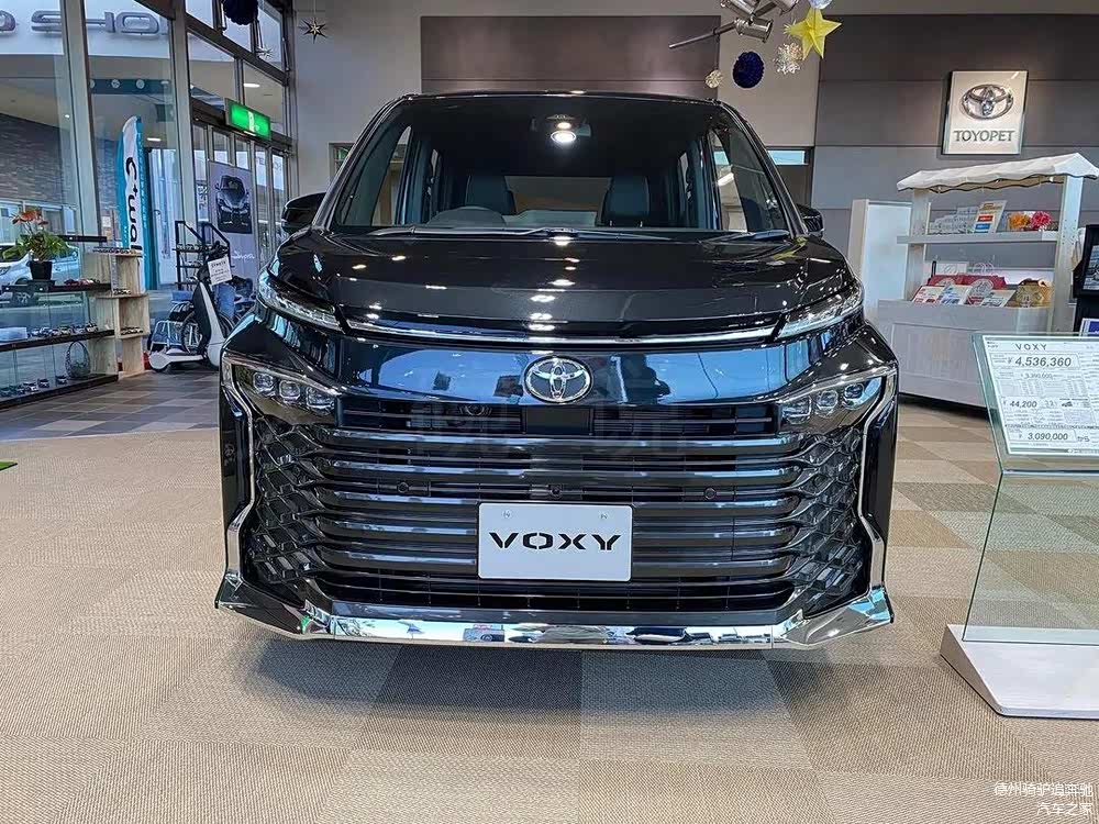 丰田“艾力绅”，新款丰田Voxy美版实拍，2.0L+6座，比赛那更精致_车家号_发现车生活_汽车之家