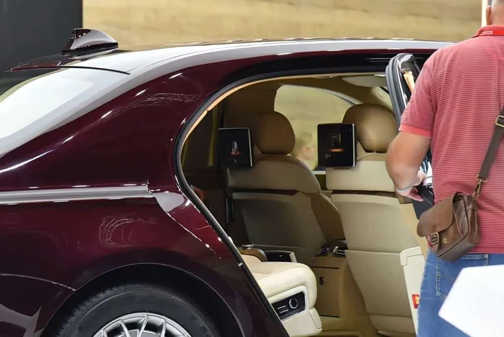 实拍俄罗斯豪华轿车阿鲁斯Senat，配V8动力，霸气程度不输红旗L5_车家号_发现车生活_汽车之家