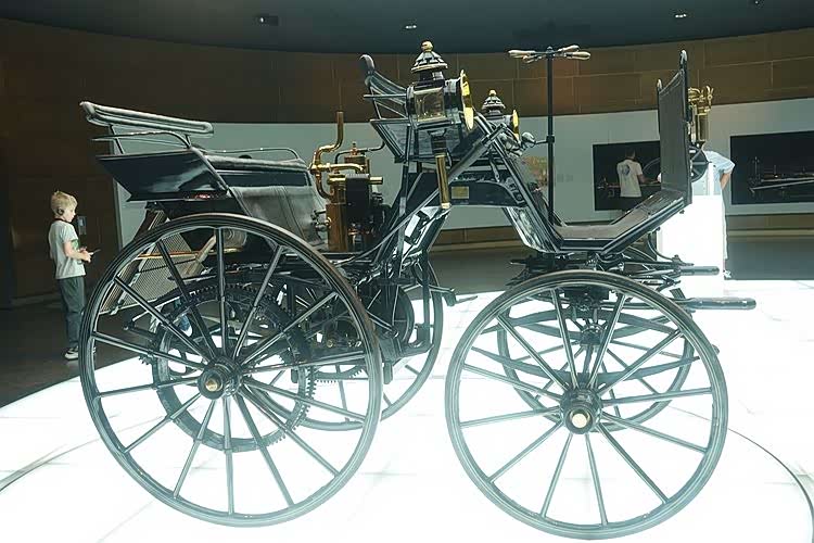 参观戴姆勒奔驰博物馆：内燃机动力车从此诞生_车家号_发现车生活_汽车之家