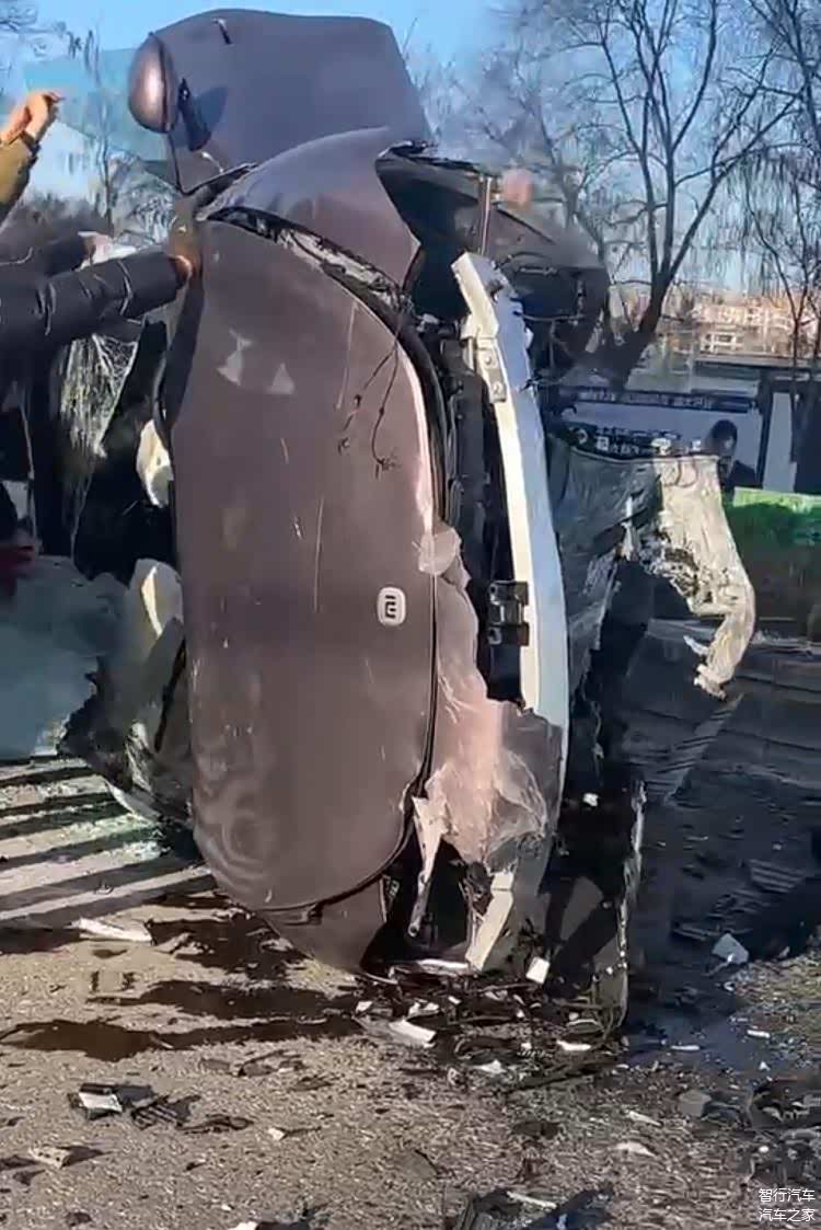 小米SU7最严重车祸！车体完好，有人受伤_车家号_发现车生活_汽车之家