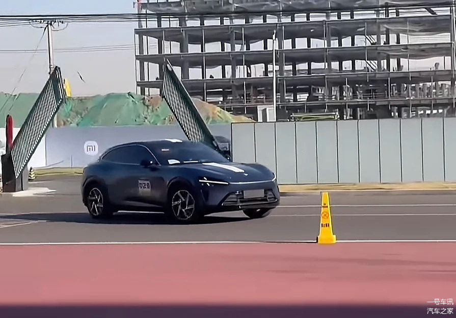 小米YU7更多实车图流出，近5米身姿展露无遗，691马力对决特斯拉_车家号_发现车生活_汽车之家