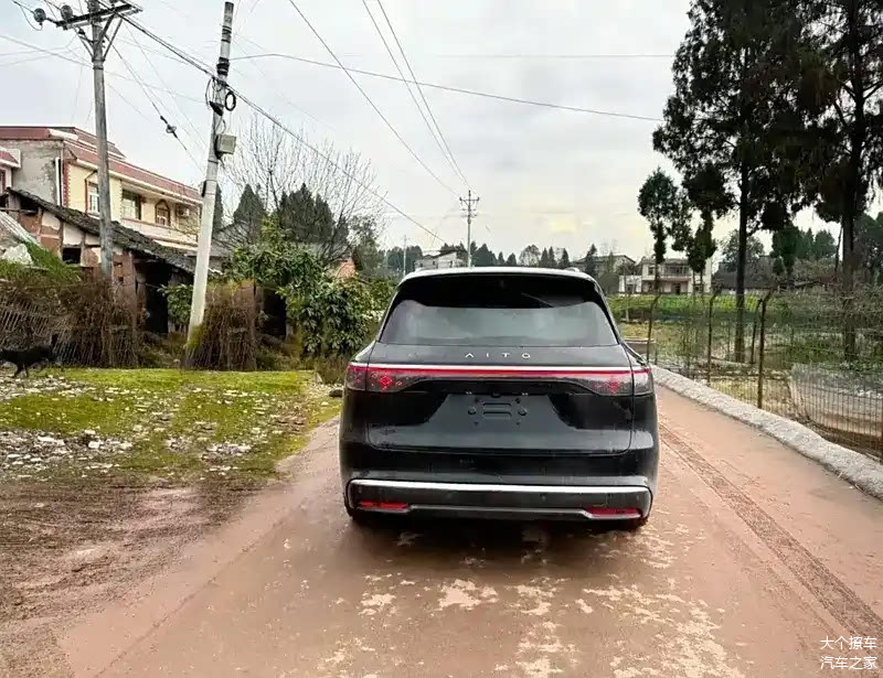 赛力斯全新中大型SUV独树一帜，问界M8：三联屏设计更显科技魅力_车家号_发现车生活_汽车之家