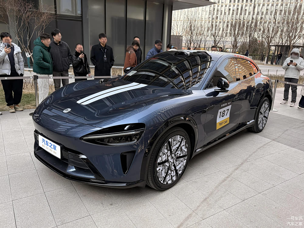 小米YU7实车高清图亮相！法拉利式设计+超大连屏，科技配置拉满！_车家号_发现车生活_汽车之家