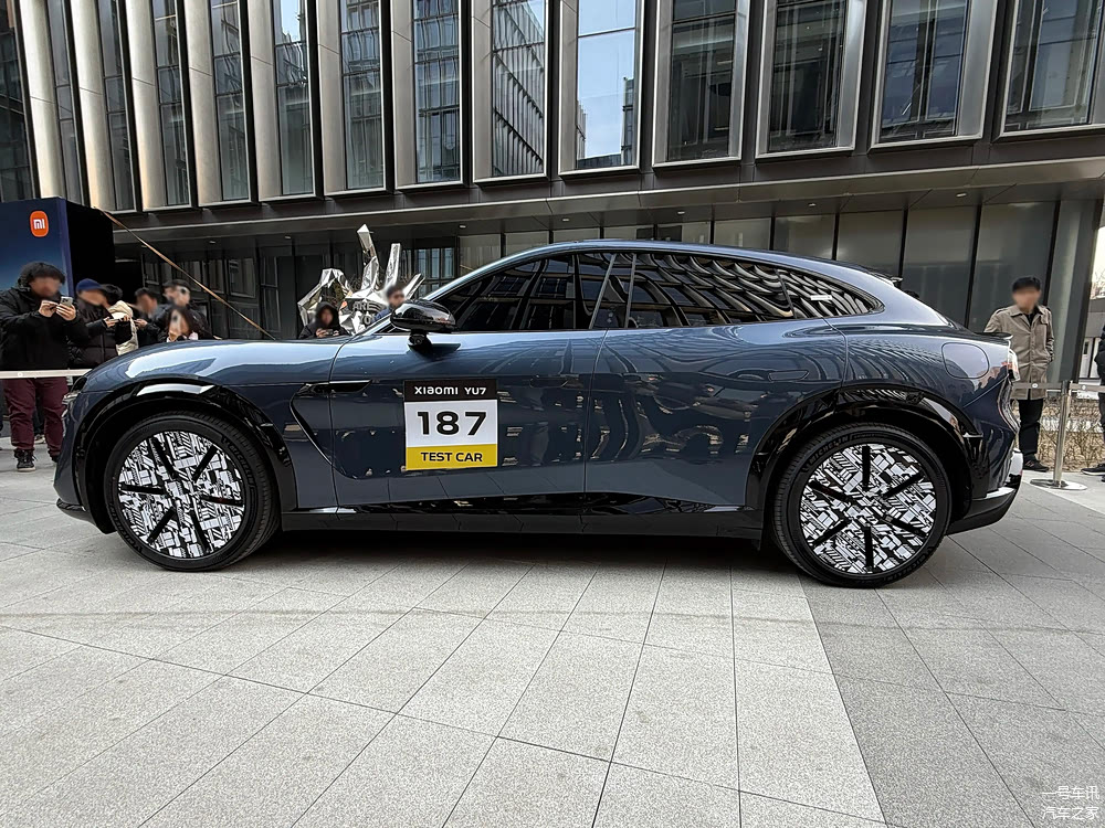 小米YU7实车高清图亮相！法拉利式设计+超大连屏，科技配置拉满！_车家号_发现车生活_汽车之家