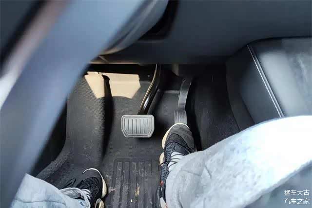 开车时，怎么正确踩刹车和油门？好多人都做错了_车家号_发现车生活_汽车之家