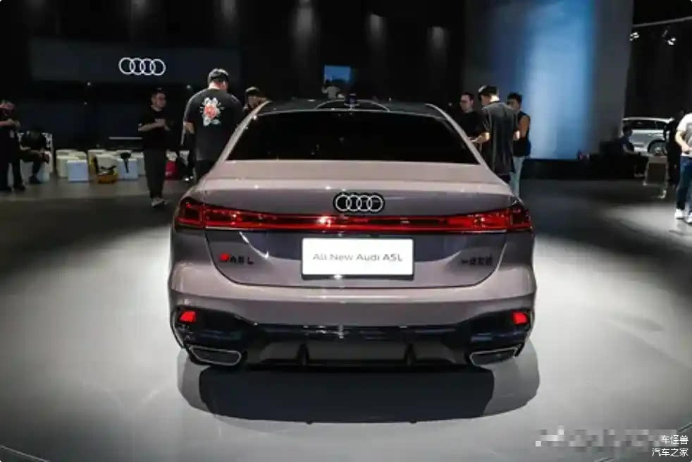 奥迪A5L实车曝光，发光logo设计+双大屏内饰+2.0T动力，明年上市_车家号_发现车生活_汽车之家