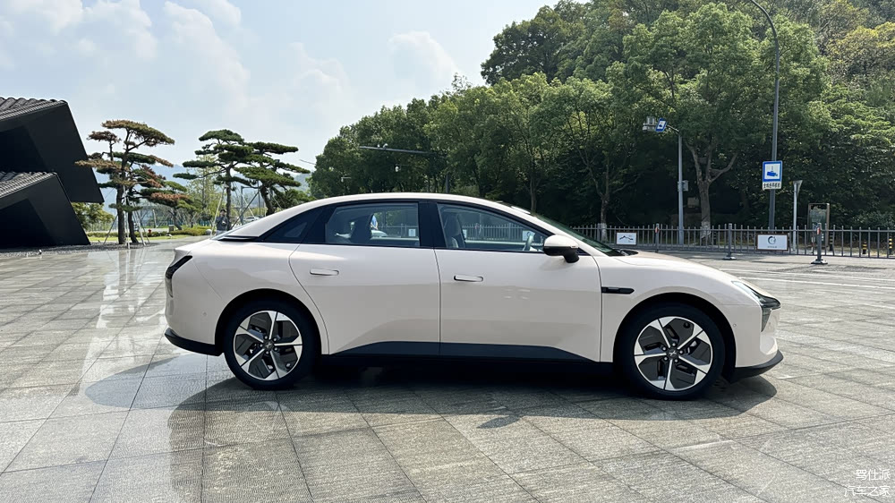 试驾⼩鹏MONA M03：“轻量化”的三电，20万的卖相_车家号_发现车生活_汽车之家