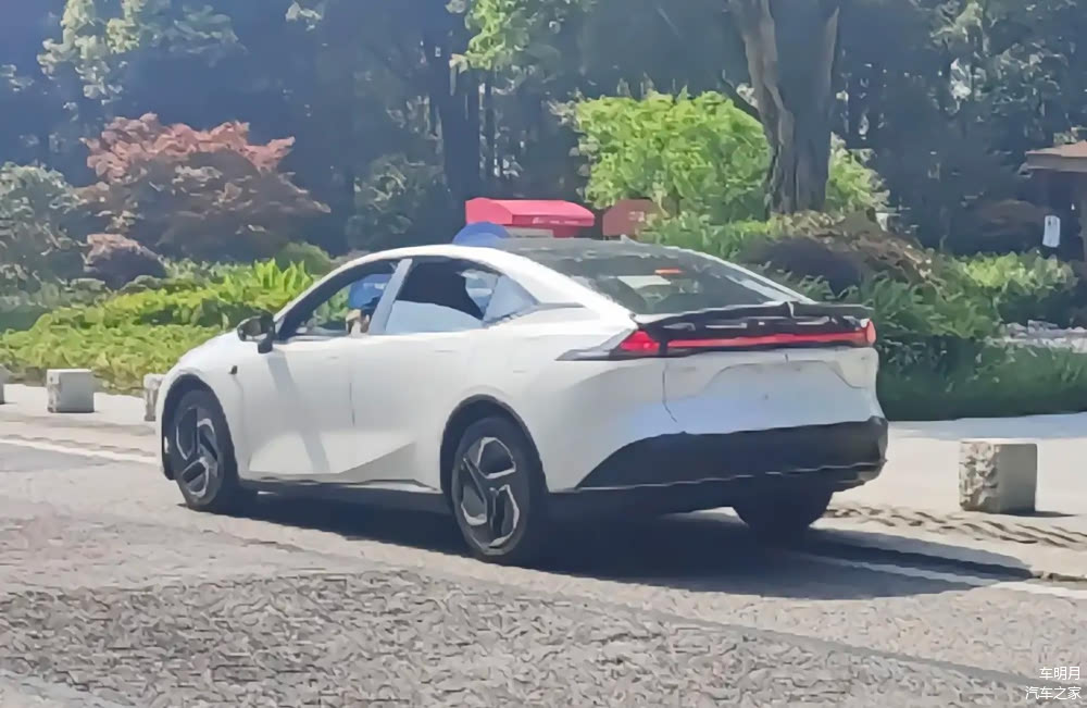 深蓝L07实车现身！超越SL03，电动尾翼吸睛，续航300km+华为智驾_车家号_发现车生活_汽车之家