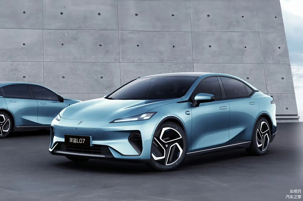 深蓝L07实车现身！超越SL03，电动尾翼吸睛，续航300km+华为智驾_车家号_发现车生活_汽车之家