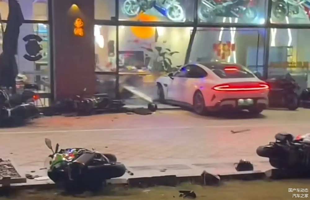 突发！小米SU7车主约人飙车被嘲笑，捅死1人撞车逃离_车家号_发现车生活_汽车之家