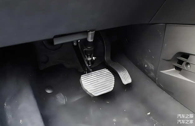 为什么刹车踏板比油门踏板高？如何提高刹车速度？避免油门当刹车_车家号_发现车生活_汽车之家