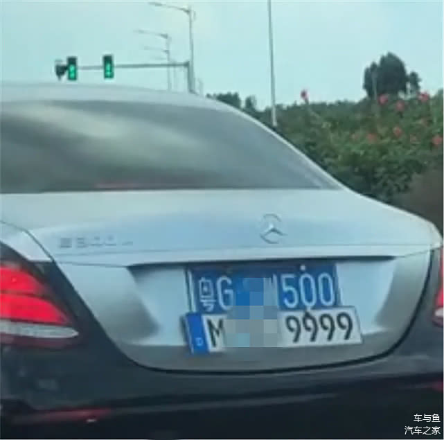 219万迈巴赫改“E300L”尾标，配V8引擎，5.5秒破百，前后挂4块牌_车家号_发现车生活_汽车之家