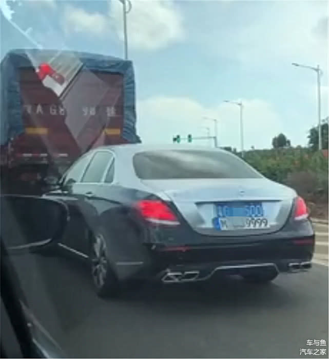 219万迈巴赫改“E300L”尾标，配V8引擎，5.5秒破百，前后挂4块牌_车家号_发现车生活_汽车之家